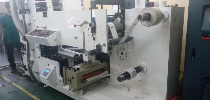 Keunggulan Cetak Label dengan Mesin Flexo dibanding Digital Print